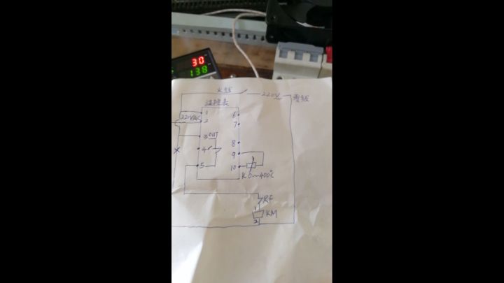 如何用温控表控制接触器达到自动把室内的温度排出来的