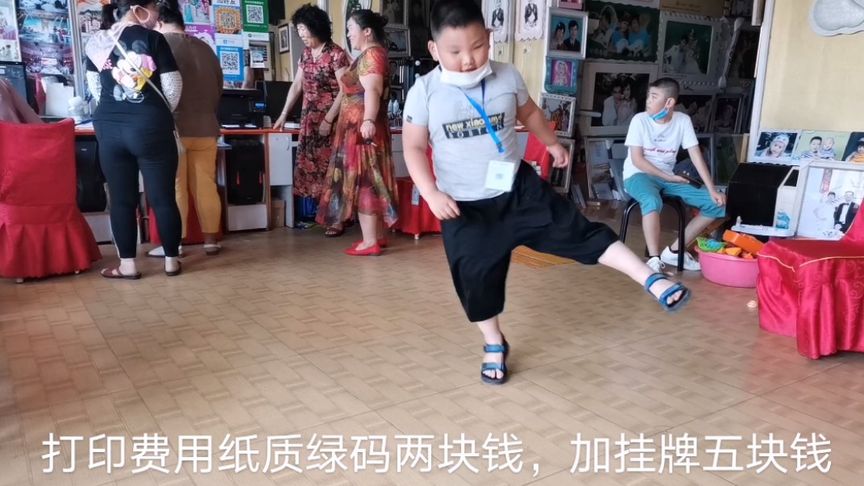 胖哥镇上给3个孩子打印更换健康码,真真滴学校张张嘴家长跑断腿