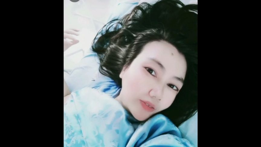 女人长头发就是麻烦,睡觉时要小心翼翼,生怕把头发扯到了,好痛