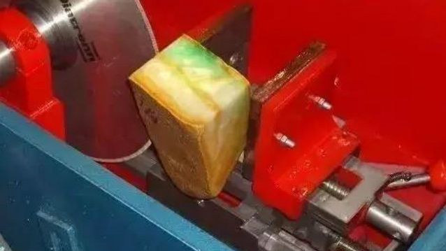 一刀切出百万翡翠手镯,我来教你怎么切!