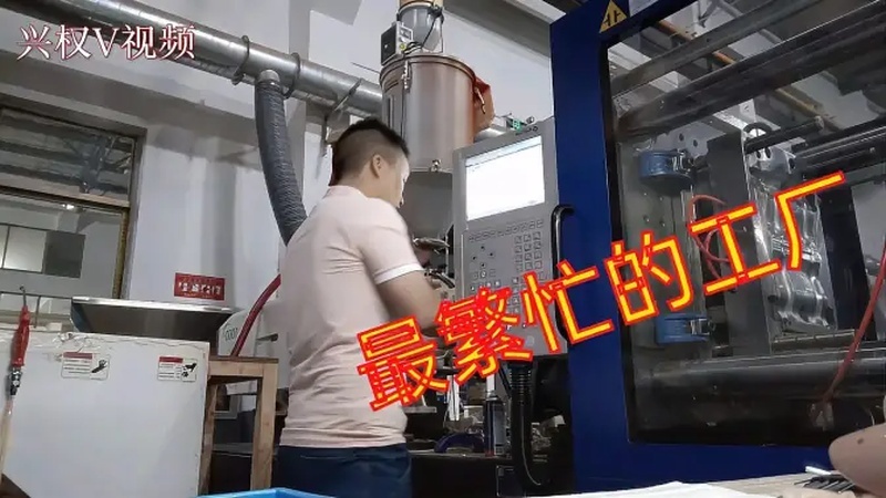 在繁忙的工厂上班,工作起来没时间休息,看看这样的工作很辛苦