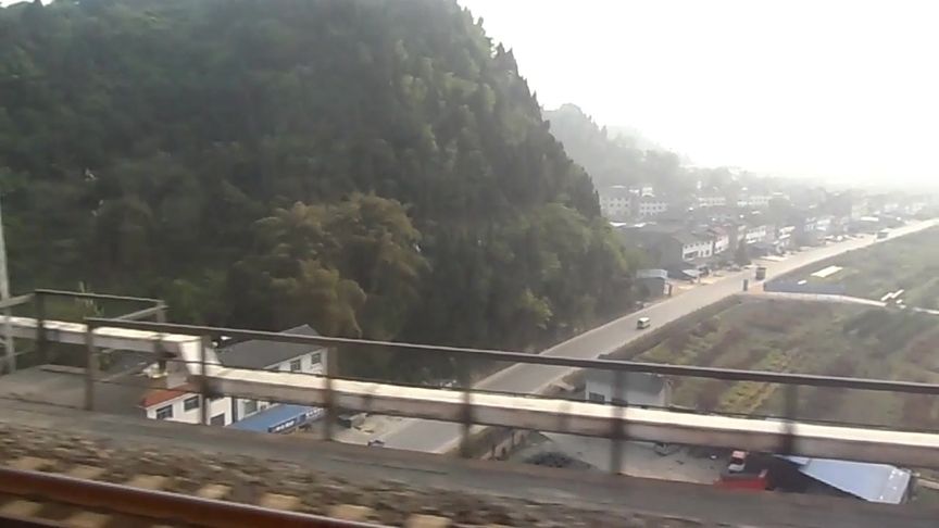 记录大山上的宜万铁路,湖北境内【长阳至宜昌段】列车开往北京西