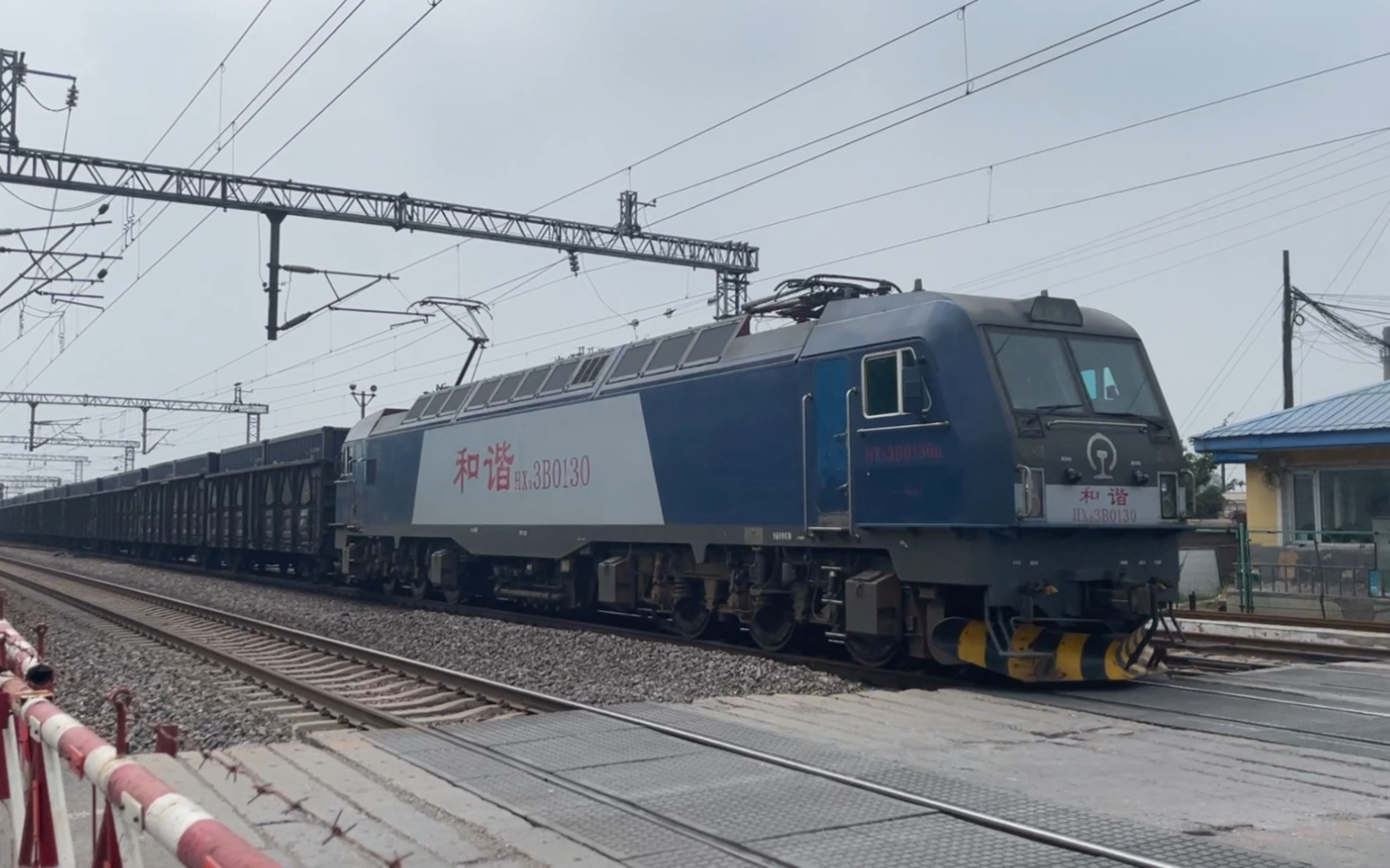 ...列车鸣笛通过沈局沈段HXD3D8043牵引沈阳北-西安的K2048次通过
