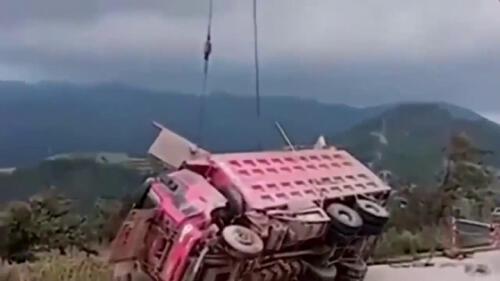 卡车翻了,只能叫吊车,其他的拉不起来