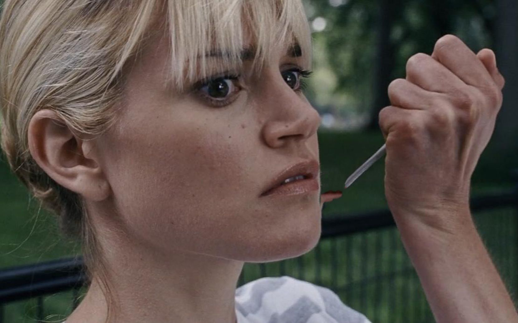 诡异的病毒在空气中传播,瞬间就蔓延地球,人只要被感染就会自杀