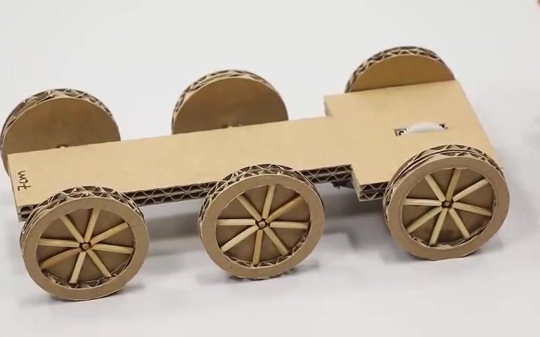 用纸板DIY一辆火车头