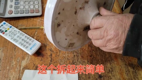 LED灯坏了,不亮了,干万不要掉,修起来简单,不用你花一分钱