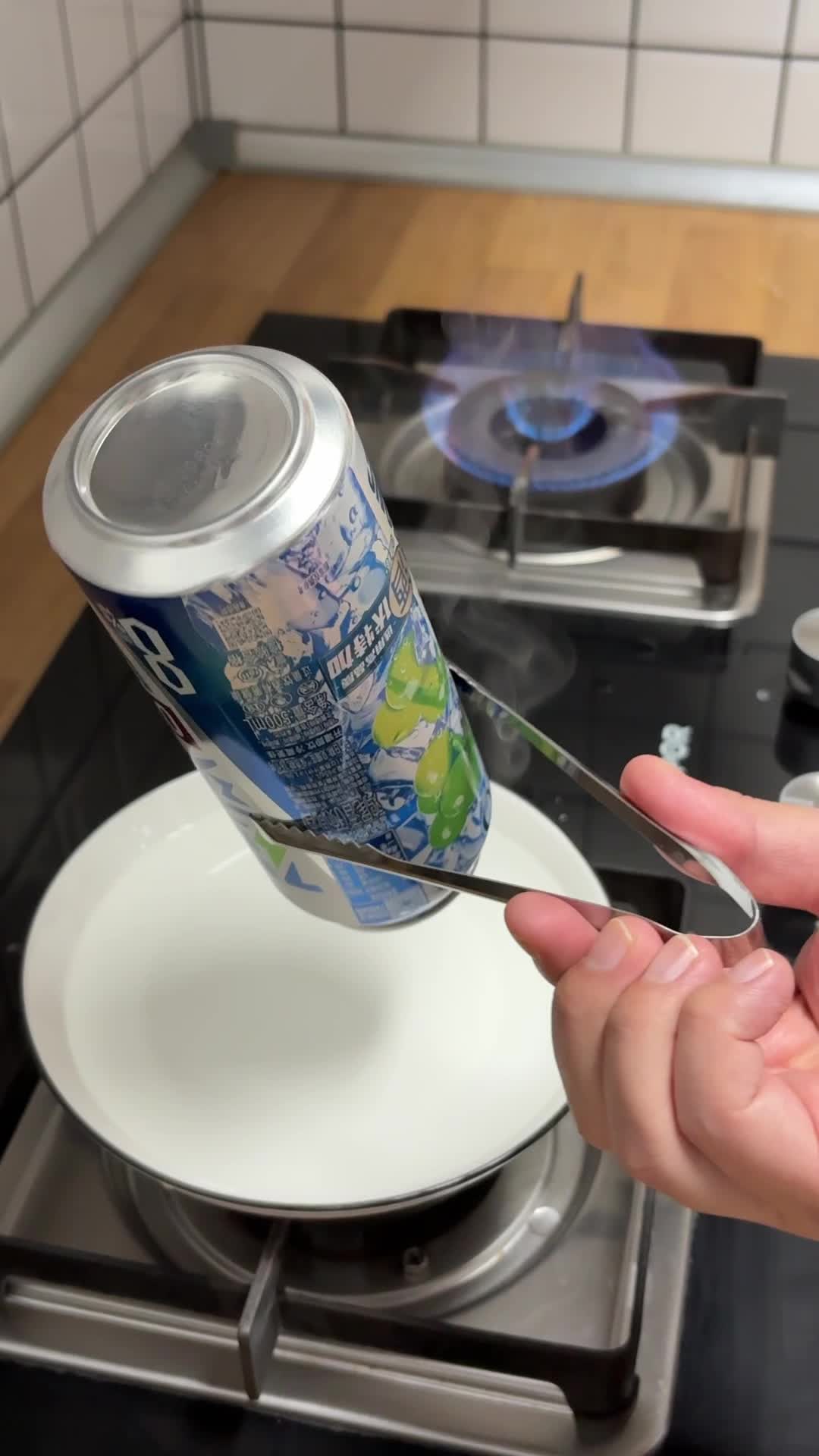 在家就能做的物理小实验:易拉罐“瘦身”挑战,揭秘气压的奥秘 不用...