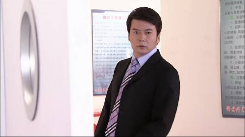 室内设计师为了找到证据不惜受伤