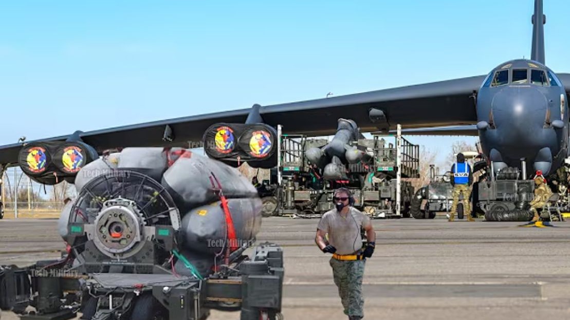 美国空军将弹药装载到B-52H轰炸机,以支持正在进行的行动