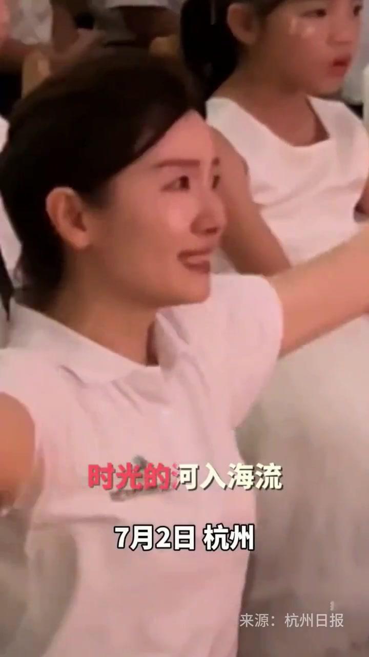 幼儿园毕业演出,老师在台下示范舞蹈动作,笑着笑着就哭了。#原来老师...
