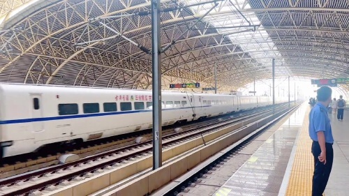CRH2C型动车组,如今在京沪上跑着310公里的速度。中国中国速度