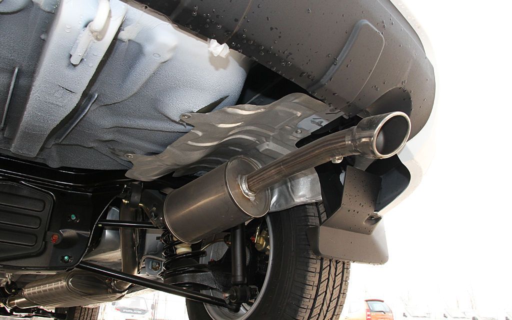 汽车排气管声音很大是怎么回事?