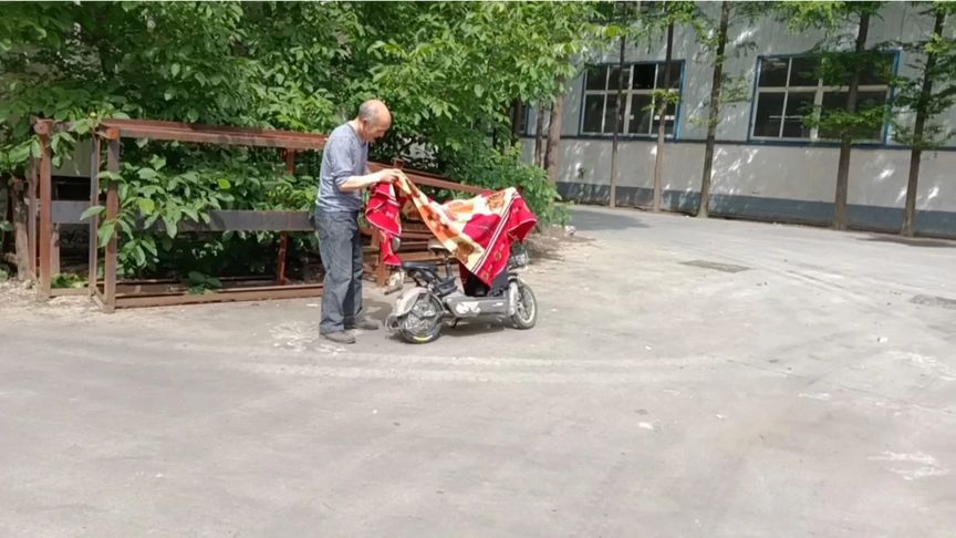 打工妹把爸爸的床单被罩脏衣服全洗了,洗衣机得拖到厕所旁边才行