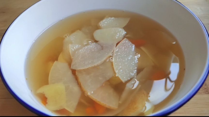 教你《生姜炖冰糖雪梨的做法》润肺止咳做法简单.长期吃强身健体