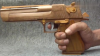 纯手工木头手枪, 发射过程好逼真啊, 真漂亮