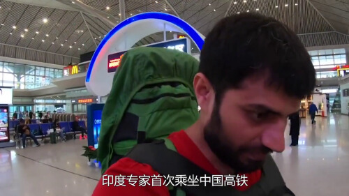 印度专家首次乘坐中国高铁,刚上车就怒了,这究竟是咋回事?