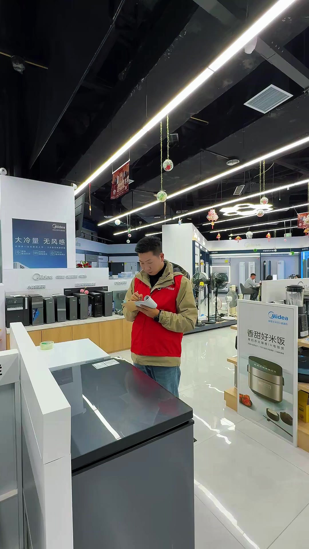 教大家如何成为一名合格的销售!#搞笑 #搞笑视频 @各类品牌家电,全...