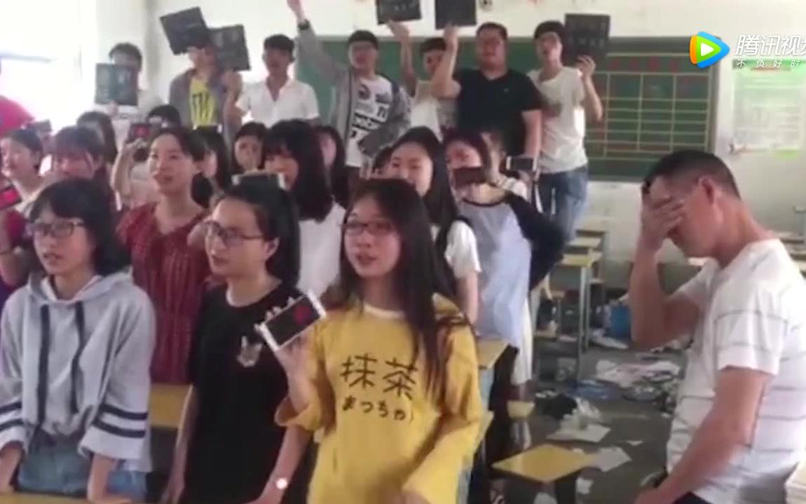 班里合唱离别歌,班主任抹泪泣不成声,泪目!