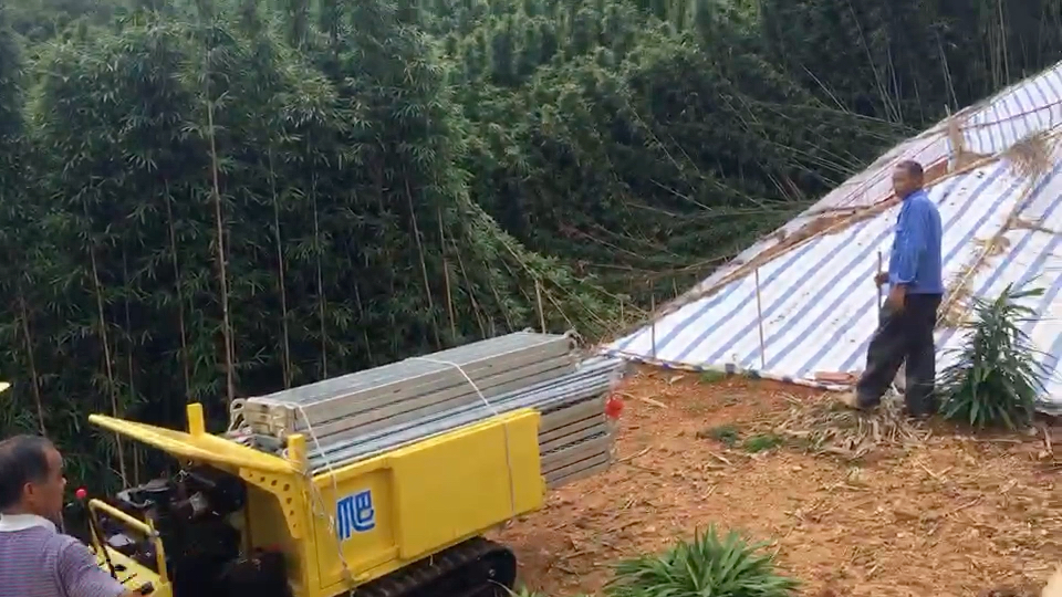 山顶上建设5G信号塔 爬山车运送器材