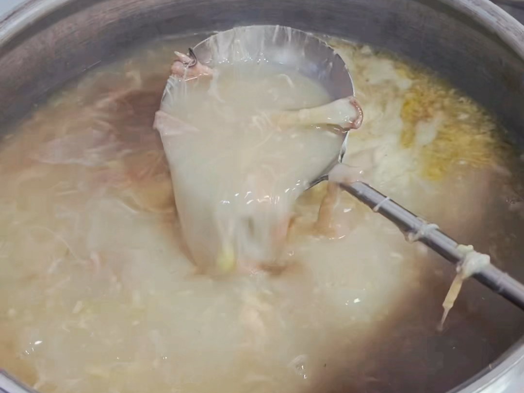 做速冻小笼包,猪皮冻熬制中