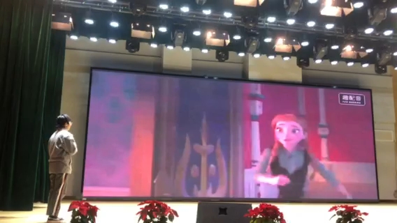 高一女生在英语配音比赛上多重声线现场还原《Do You want to build a ...