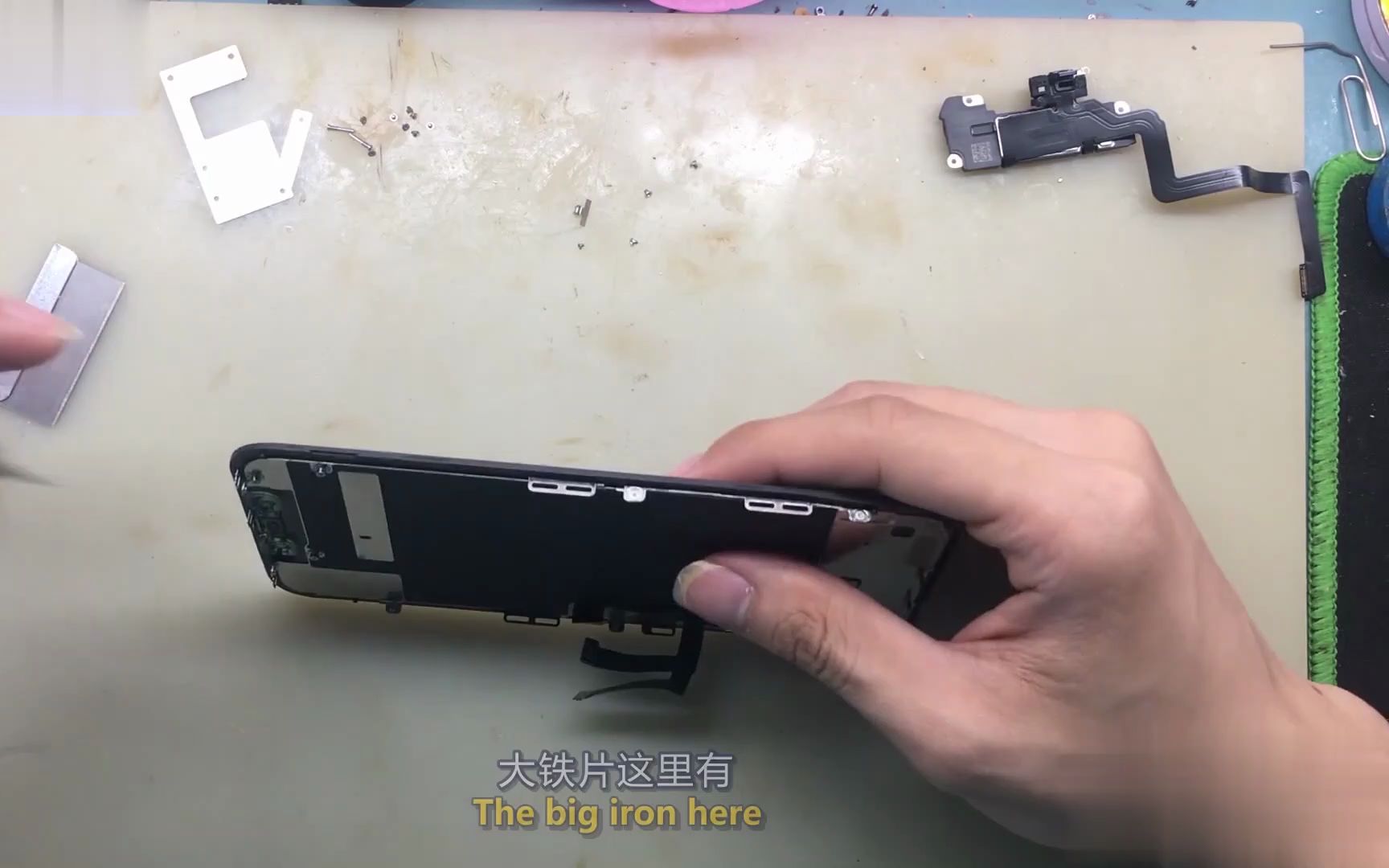 iPhone11屏幕漏液,显示异常应该怎么修复,这个视频来告诉你