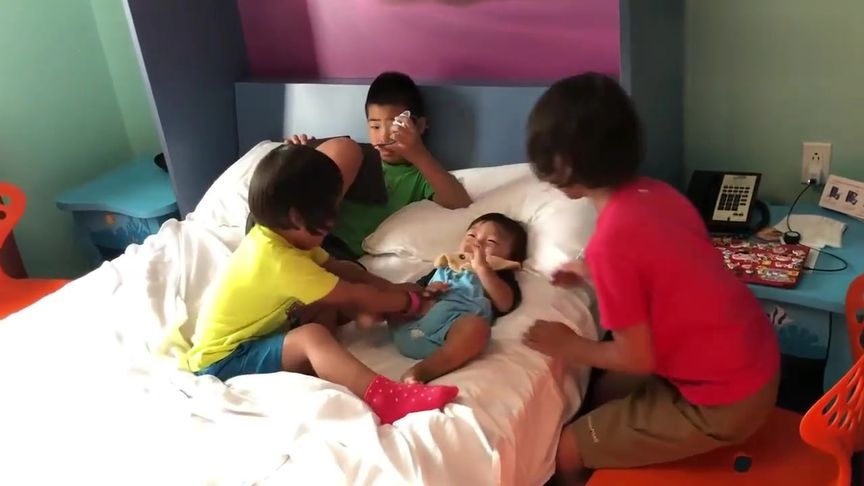 四个小朋友玩挠痒痒游戏,简直萌翻了!