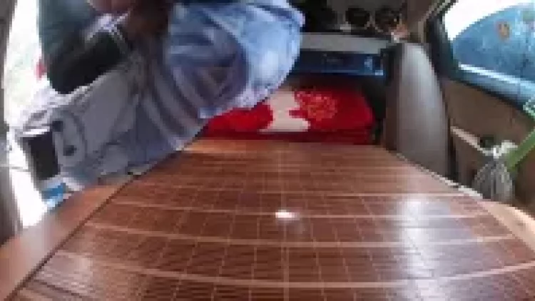 广西小夫妻自驾游,三厢小轿车改床车,空间合理利用。