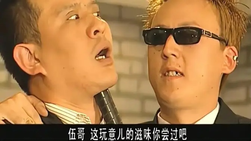 绝不放过你:黑老大拿刀逼混混,让他交出运动鞋,他手里竟有枪