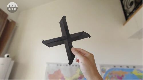 不拼接不粘贴!怎样用一张纸折出漩涡翼回旋镖