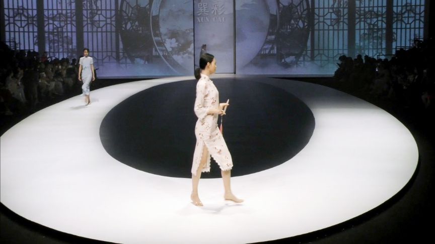 美女模特T台旗袍秀,长款高开叉旗袍真好看!