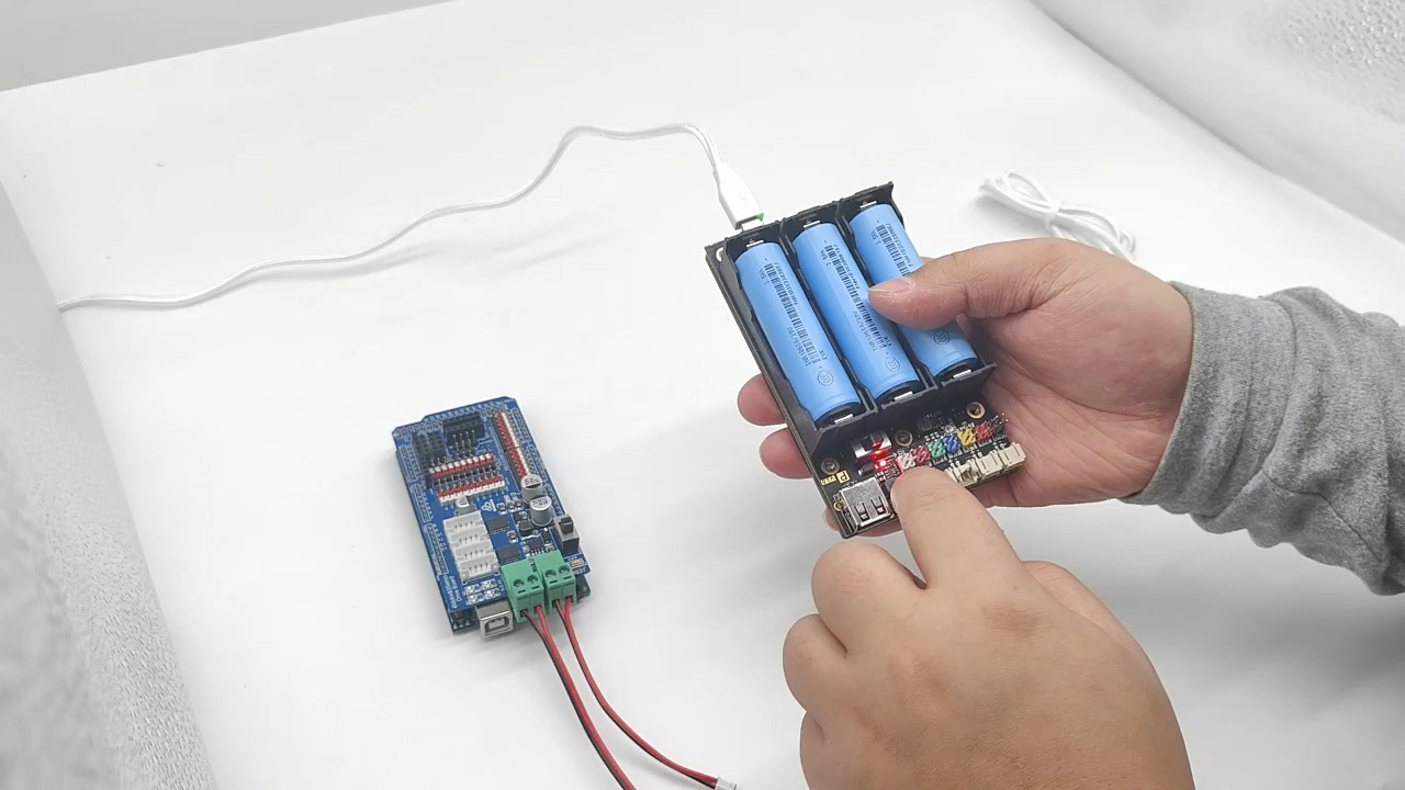 Arduino mega2560 板子与电池仓使用实操
