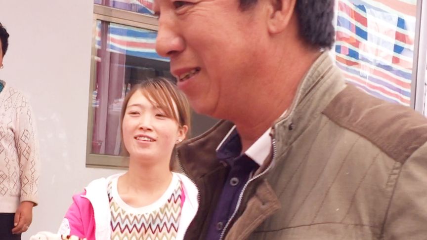 农村老大爷的剃头刀,真县让他刮个光头