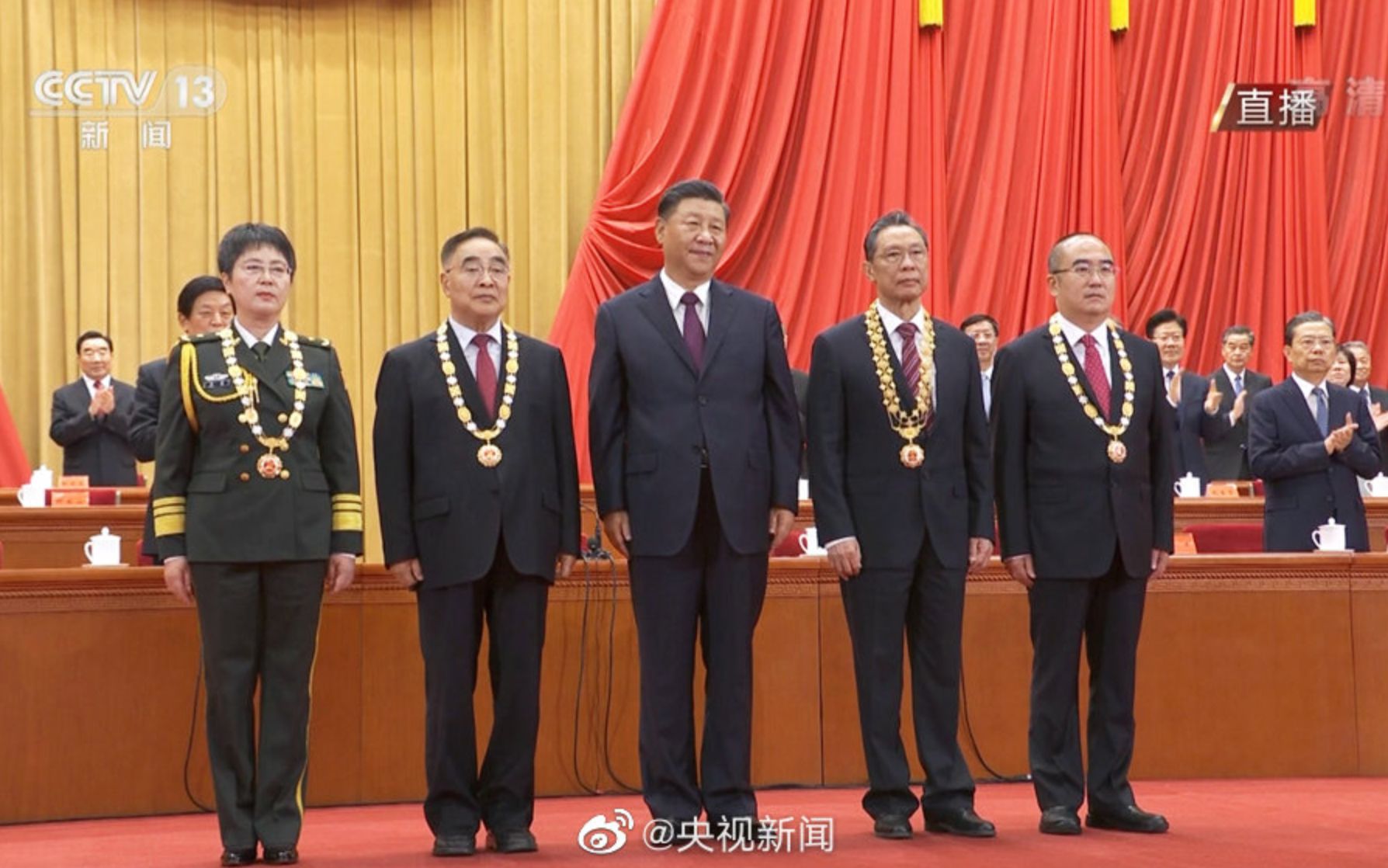 颁授勋章奖章!以国之名,致敬抗疫英雄!