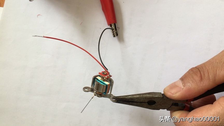 这回知道电流表的指针为什么能转了吧。跟电动机的原理一样一样!