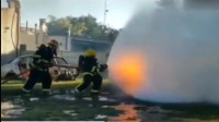 国外消防队研发最新灭火枪,像水盾一样,顶着火苗前进!