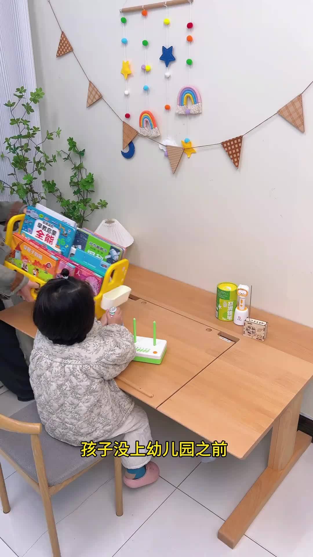 给孩子选书桌一定要简约又实用的,的大实木桌