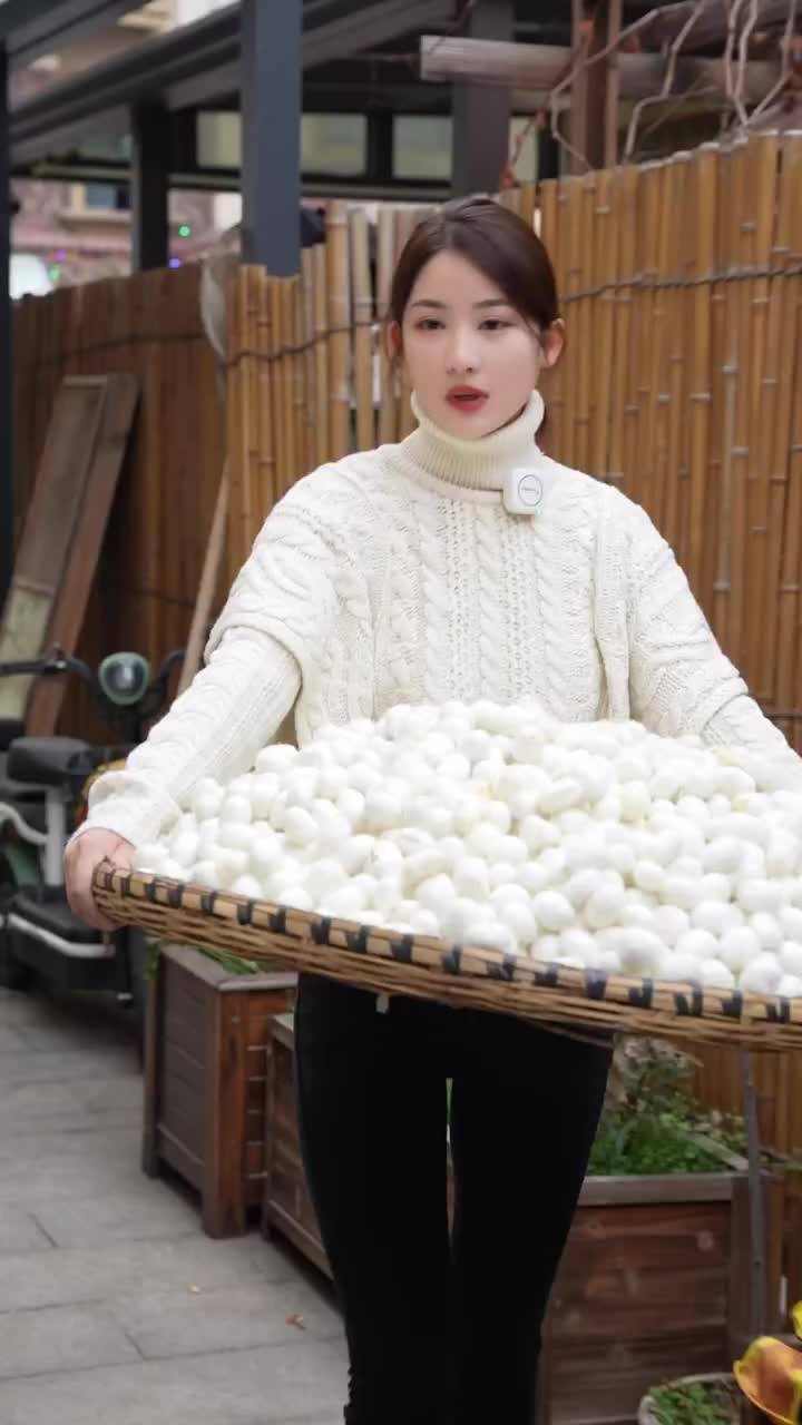 终于知道为什么蚕丝被那么贵了,一床真正的纯手工蚕丝被