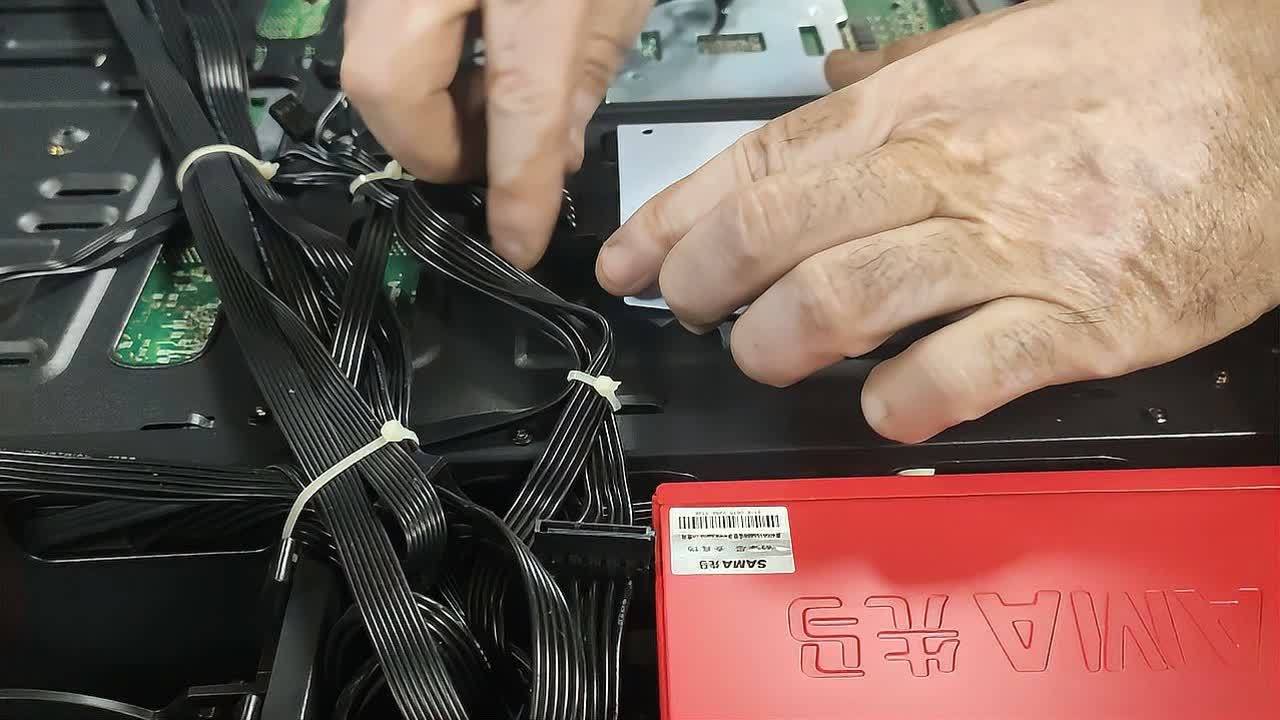 收客户一套服务器主板电脑,这台电脑客户买完以后,只用了3天!