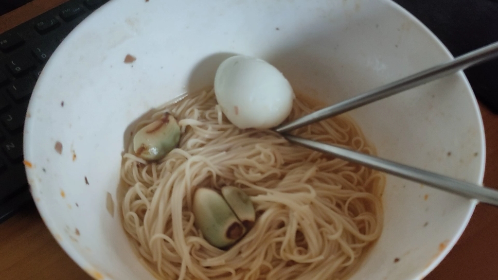 ...调料,还有醋泡大蒜和正大玉米黄鸡蛋,今天这顿很健康!关键入口爽