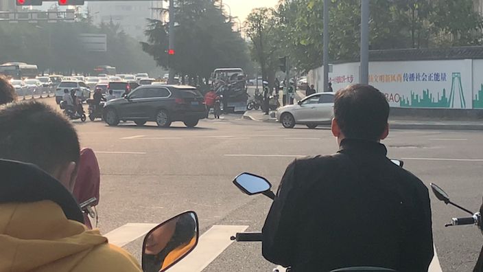 江西上饶交警在路口抓违法上路电动车,多辆违法行驶电动车被拖走