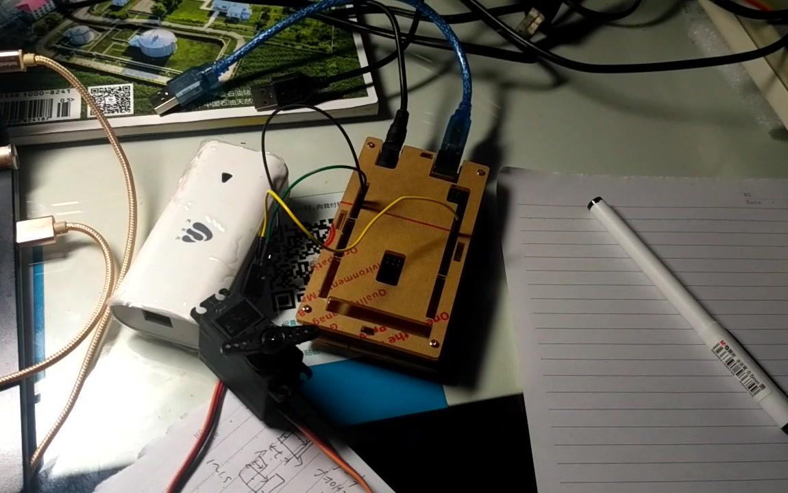 【垃圾王】用ARDUINO的SERVO库程序控制舵机并演示单片机脱机工作
