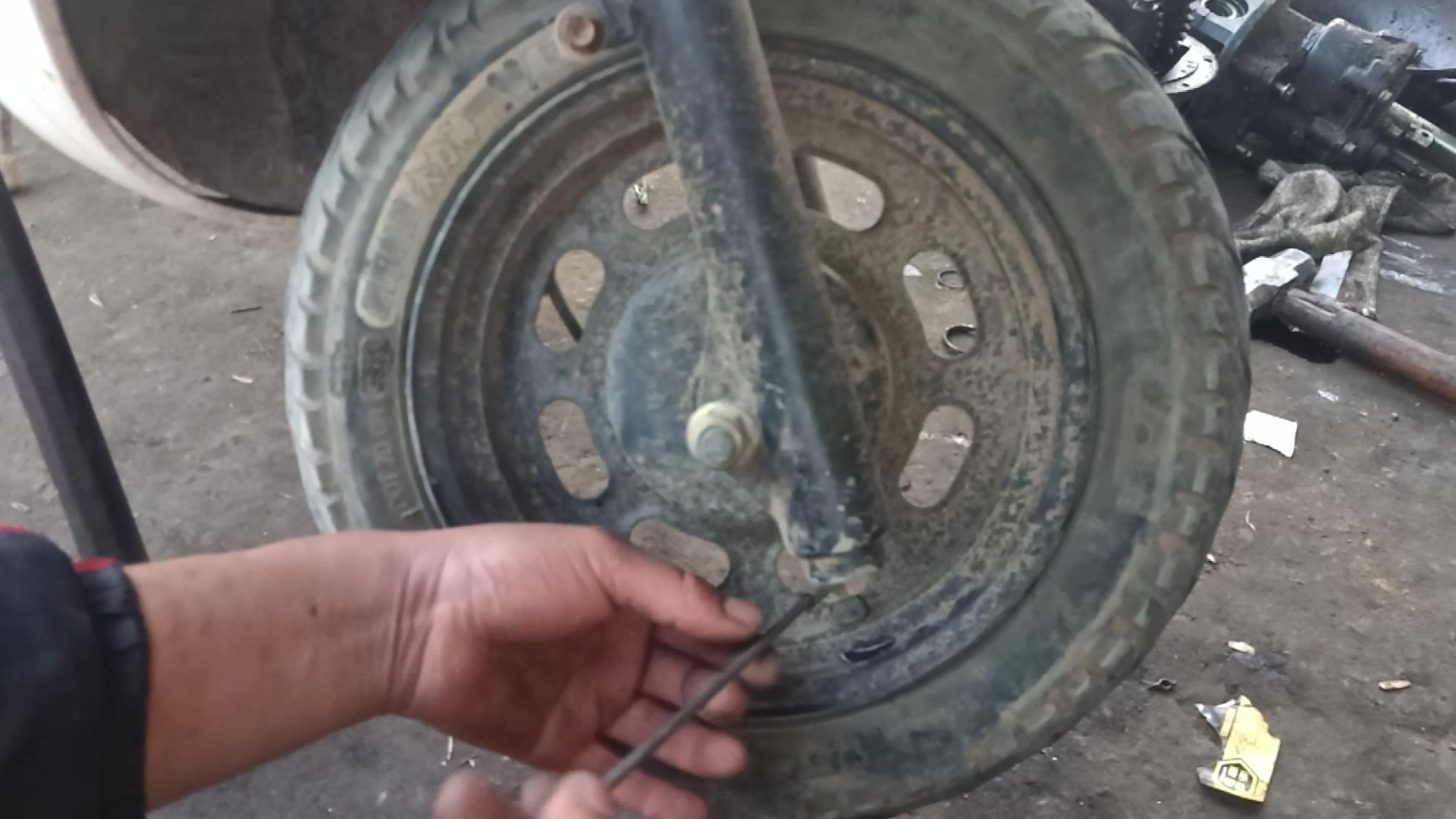 电动车真空胎没气了怎么办？教你最简单方便的补胎方法，直接骑行