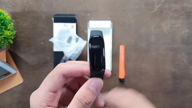 ...b>小米手环4开箱,手腕上的智能.