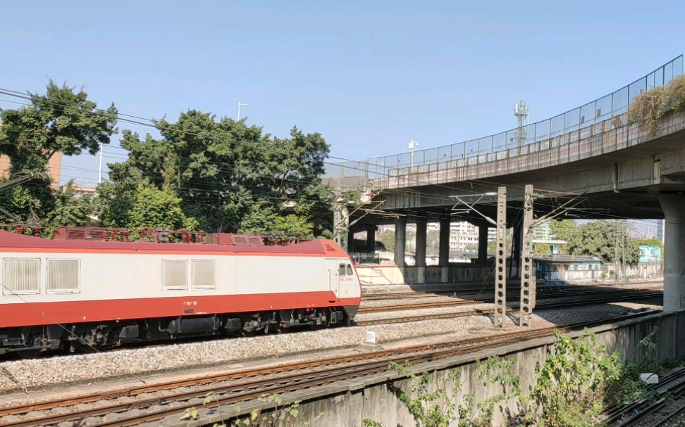...临客K6530交汇缓行并友好鸣笛通过的K599次列车 内有KD25型客车