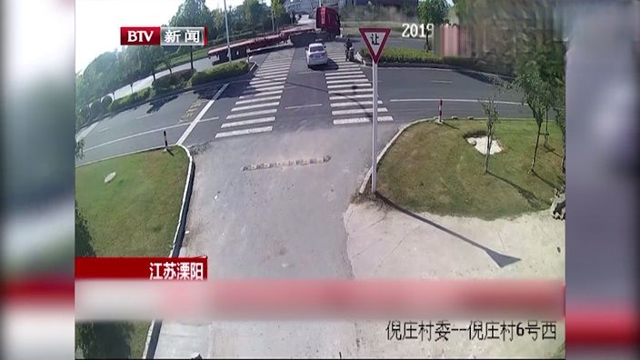 大货车转弯,为让直行车导致车祸。