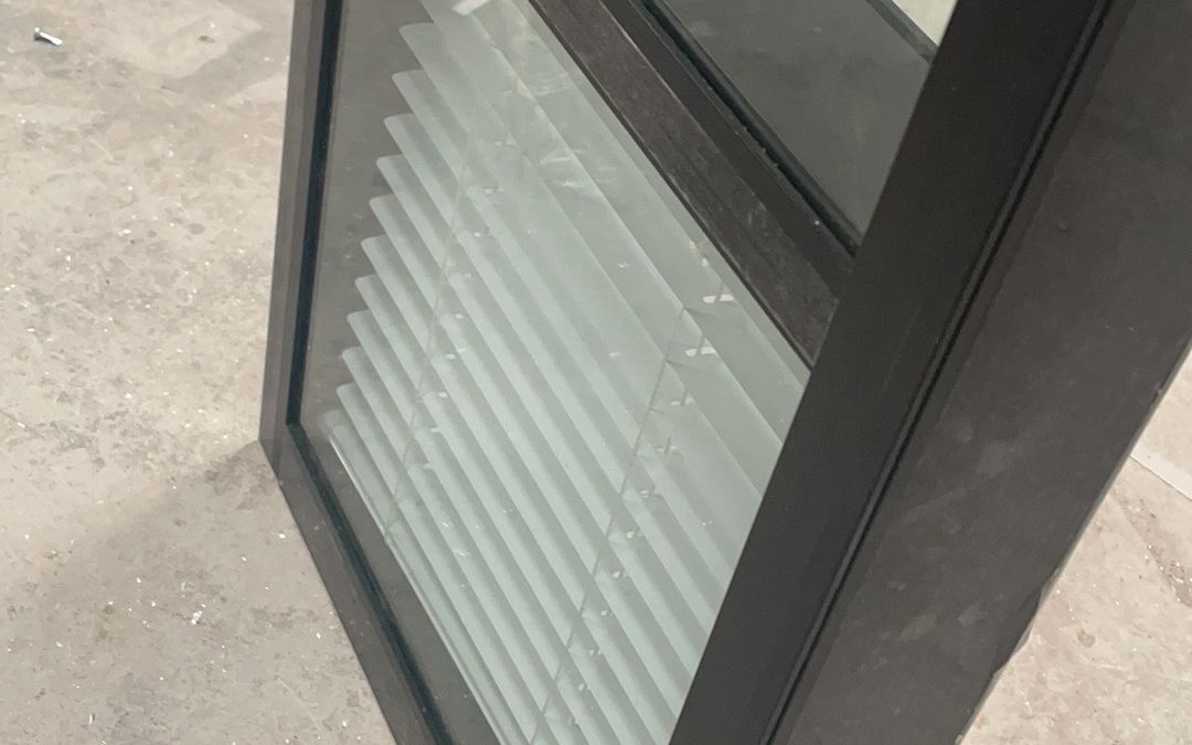 84双玻内置百叶玻璃隔断样品安装过程视频详解
