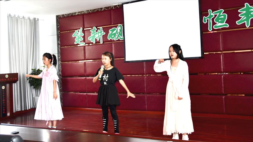 毕业联欢会上,三位漂亮女生表演歌伴舞《下山》,衣裙翩飞似仙女
