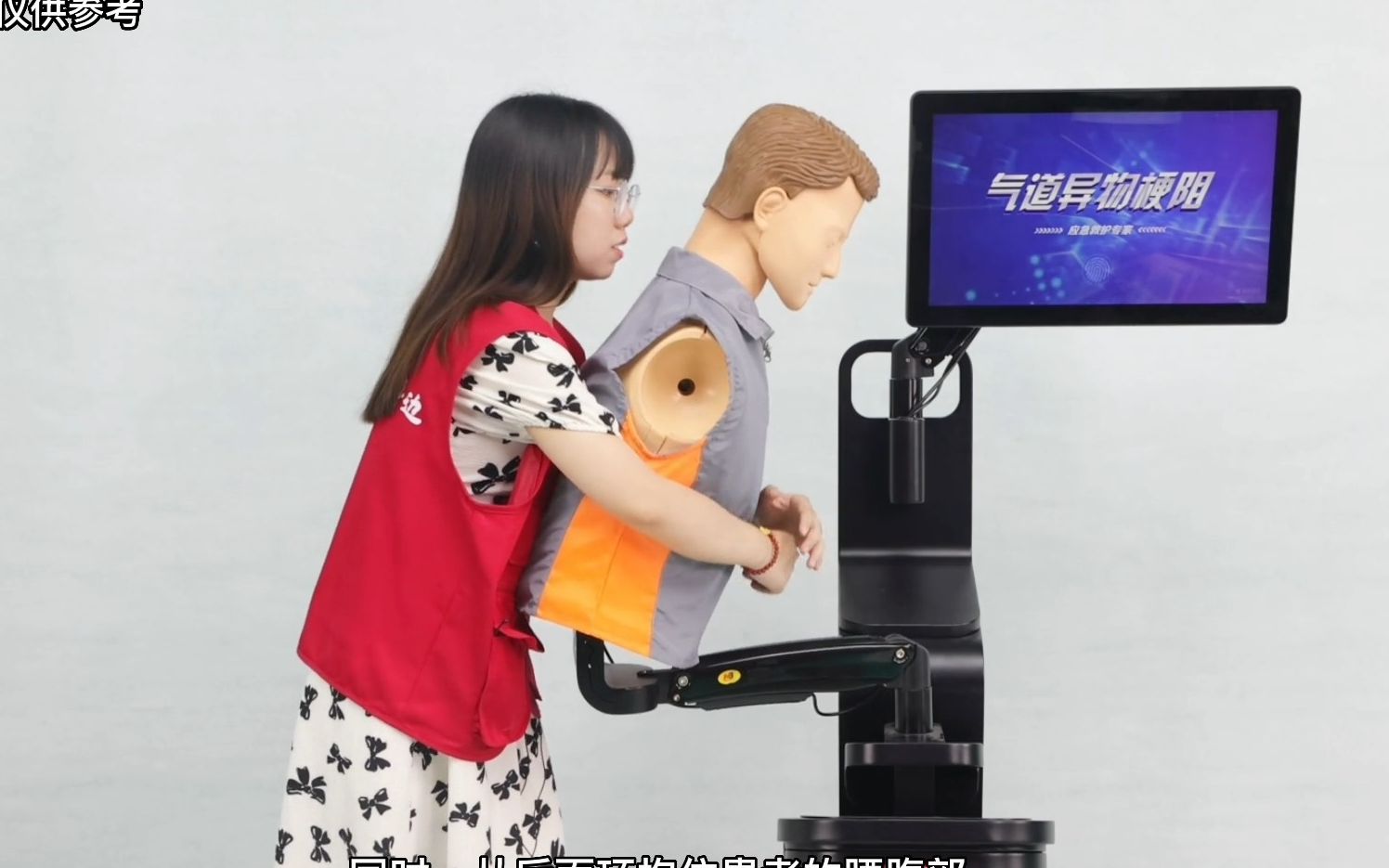 游客食物卡喉,警察用海姆立克挽救生命!一起来学海姆立克急救法!
